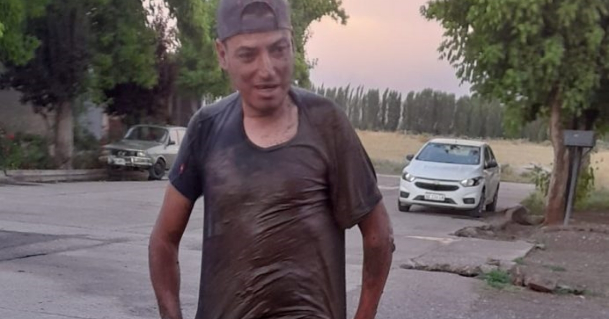 L'uomo si tuffa in uno stretto fosso per salvare i cuccioli e diventa ...